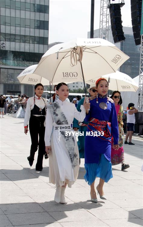 Фото Дээлтэй Монгол наадамд хүүхэд залуус идэвхтэй оролцлоо