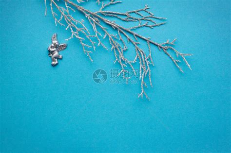 银枝和天使在蓝色背景上高清图片下载 正版图片504340572 摄图网