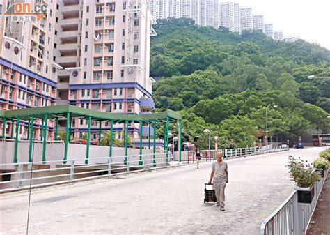 麗瑤欠過路處 行人跨欄 東方日報