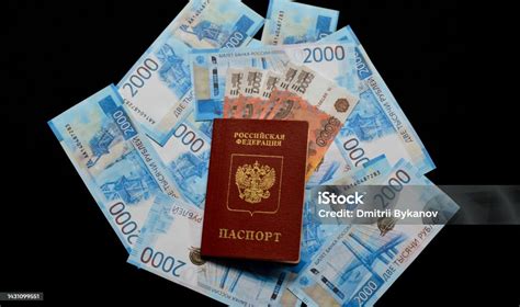 검은 배경에 러시아 여권과 루블 0명에 대한 스톡 사진 및 기타 이미지 0명 개념 경제 Istock