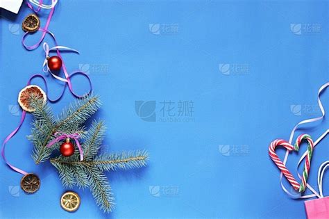 新年玩具香料云杉树枝圣诞背景