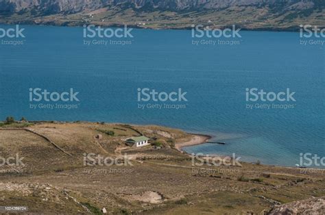 크로아티아 피 요 르 드와 Metajna의 마을 Pag의 베이 북부 아드리아 해 Pag 섬에 따라 노바 야의 외딴 작은 마의 전경 건물 외관에 대한 스톡 사진 및 기타