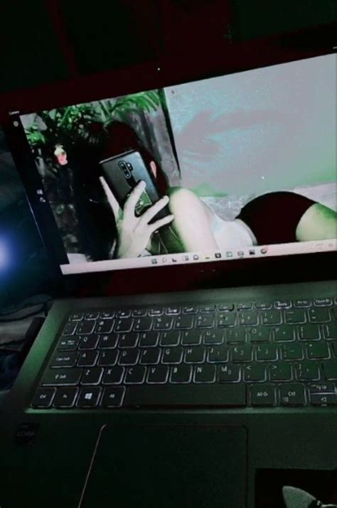 Computer Pictures Aesthetic Thirst Trap Posing Ideas Laptop Mirror