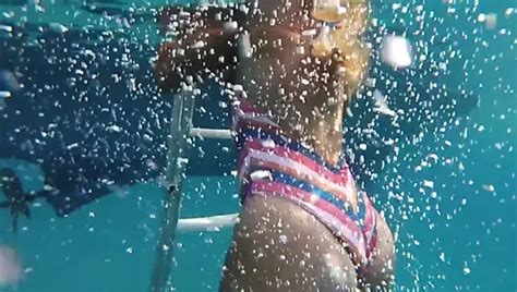 나체주의자 해변 일광욕을 즐기는 밀프 xHamster