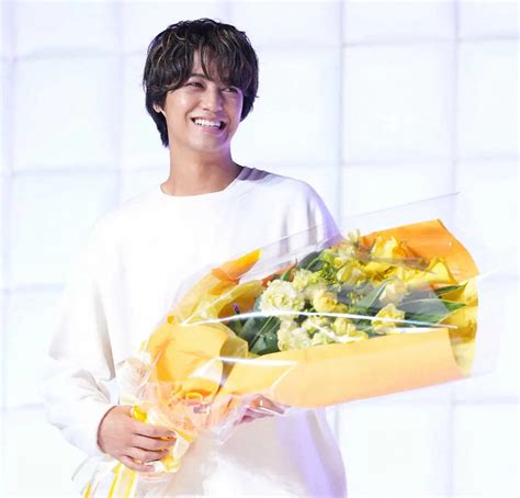 制作発表会見で行ったクイズの賞品の花束を手にする高橋海人（撮影・西尾 大助） ― スポニチ Sponichi Annex 芸能