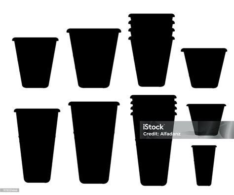 검은 실루엣 플라스틱 컵의 집합입니다 다양 한 크기의 투명 한 일회용 컵입니다 안경 빈 및 물으로 벡터 일러스트 레이 션 흰색 배경에 고립 컵에 대한 스톡 벡터 아트 및