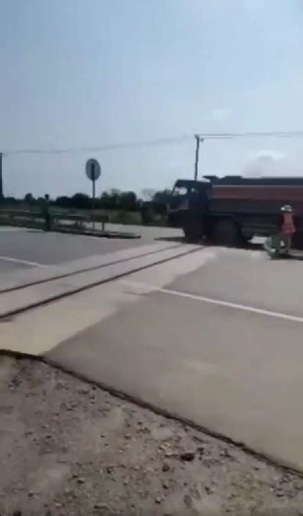 វីដេអូស្តែងៗ ឡានដឹកថ្មបើកលឿនកាត់មុខរថភ្លើងដឹកប្រេងកំពុងឆ្លងផ្លូវ បុកក្រឡាប់ចាក់ថ្ម