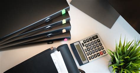 실내 간결한 검은색 경제 계산기 관리 관리 도구 관리 사무소 교육 금융 기록 보관소 기술 깨끗한 녹색