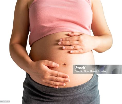 흰색 배경에 고립 된 그녀의 아이를 돌보는 행복한 임산부 임신 한 배에 아기를 들고 젊은 기대 어머니 출산 전 관리 및 여성 임신 개념 가족에 대한 스톡 사진 및 기타