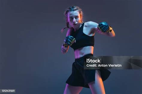 네온 빛에 푸른 배경을 통해 고립 된 젊은 여성 Mma 전투기 훈련 20 24세에 대한 스톡 사진 및 기타 이미지 20 24