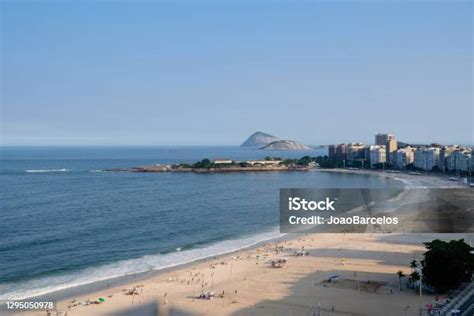 늦은 오후 호텔 옥상에서 가져온 코파카바나 해변의 전망을 감상할 수 있으며 해변에서 그림자를 볼 수 있습니다 리우데자네이루 브라질 0명에 대한 스톡 사진 및 기타 이미지