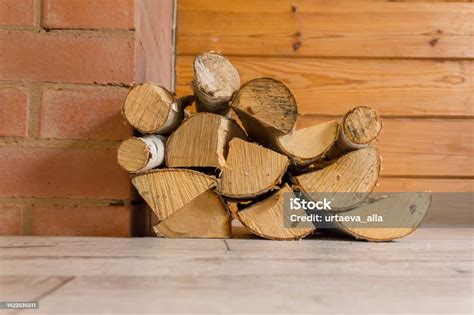 자작 나무 장작은 추운 날에 집을 데우기 위해 벽난로 근처의 목조 주택 바닥에 놓여 있습니다 가연성에 대한 스톡 사진 및 기타 이미지 Istock