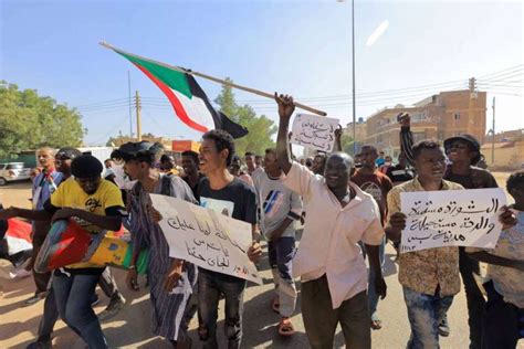 تجميد النقابات يزيح عقبة أمام التسوية السياسية في السودان
