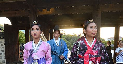 한복 입은 외국인 관광객