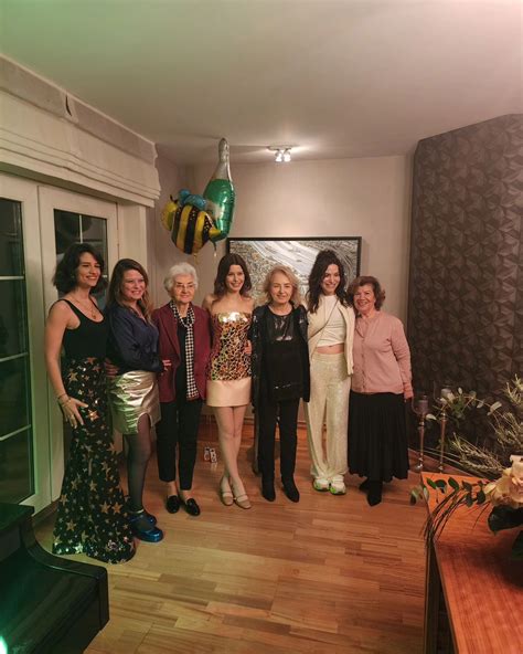 Beren Saat Ya N Onlarla Qeyd Etdi Fotolar