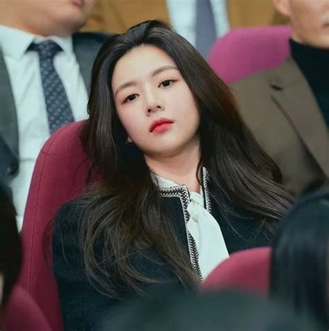 Netizens Re Examine Go Yoon Jungs Outstanding Visual In “law School