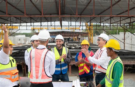 Construcción Ingenieros Arquitectos Y Capataces Formar Un Grupo Participar En Un Reunión A