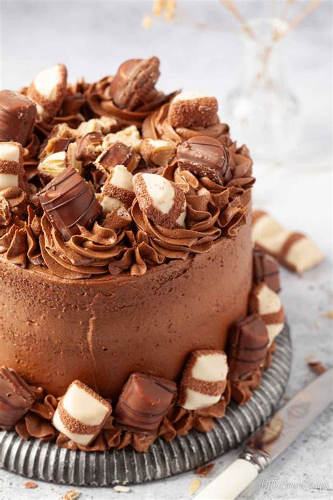 Kinder Bueno Cake Chocolate And Vanilla Sponge Creamy Hazelnut