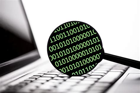 유리 배경을 확대 하는 컴퓨터 키보드에 녹색 바이너리 코드 0 및 1 개의 숫자 텍스처 0에 대한 스톡 사진 및 기타 이미지 0 개념 Istock