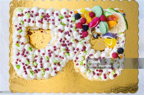 B 편지 생일 케이크 와 과일 사탕과 황금 표면에 녹색 라임 쿠키 알파벳에 대한 스톡 사진 및 기타 이미지 알파벳 케이크 0명 Istock