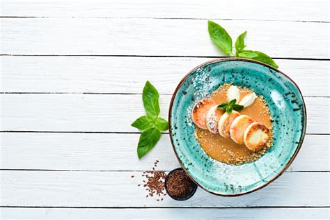 카라멜 토 핑 아이스크림 및 견과류와 치즈 팬케이크 아침 식사 접시에 평면도 평면 레이 구성 무료 복사 공간 0명에 대한 스톡 사진 및 기타 이미지 Istock