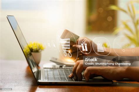 온라인 쇼핑 개념 사업가는 스마트폰과 신용 카드를 사용하여 온라인 상점에서 제품을 구매하고 인터넷 전자 상거래 상점 온라인 비즈니스 편리함 경쟁력 있는 가격에서 쇼핑합니다