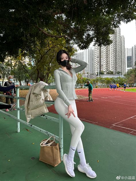 網紅極暴露現身香港街市！漁網中空裝擘腿疑走光露私處 惹途人側目網民批影響市容 星島日報