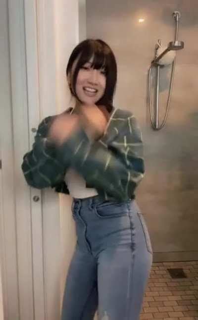 🔥 Does Ariasaki Wearing Jeans Make Her Body Look Tight Do