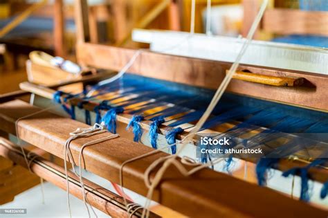닫기 최대의 블루 실크 길 쌈 기계에 태국 전통 실크 수 제 실크 섬유 직조 기 길 쌈 Weft에 대한 스톡 사진 및 기타 이미지 Weft 고대의 공예 Istock