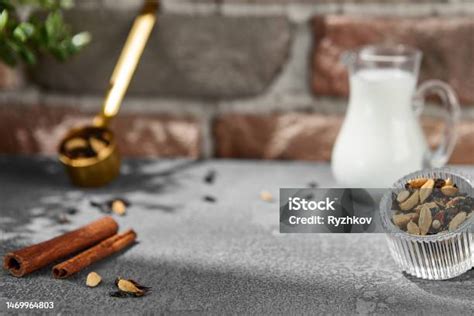 향신료와 음료와 음식 배경입니다 구체적인 배경과 계피 스틱 카 다몬 및 향신료가있는 미적 구성 빈 장소가있는 음식 배경 요리 및 주방 요소 0명에 대한 스톡 사진 및 기타