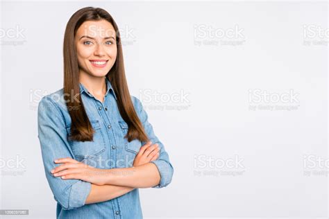 긍정적 인 쾌활한 자신감 소녀 프리랜서 크로스 핸즈 의 사진을 돌려 흰색 색 배경 위에 고립 된 그녀의 작업 착용 캐주얼 청소년 스타일의 옷을 선택하기로 결정 해결해야