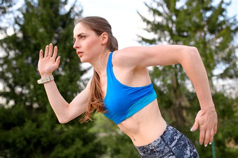 운동 실행 하는 실행된 경로에 성공을 향해 역주 하는 주자를 추적 합니다 목표 성과 개념 개념에 대한 스톡 사진 및 기타 이미지 개념 건강한 생활방식 경쟁 Istock