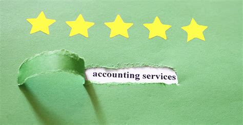 그림자와 종이 컬 녹색 종이에 오른쪽에서 왼쪽으로 직사각형 찢어진 구멍 단어 회계 서비스와 흰색 결과 배경 노란 별 개념을 검토합니다 배너 복사 공간 0명에 대한 스톡 사진