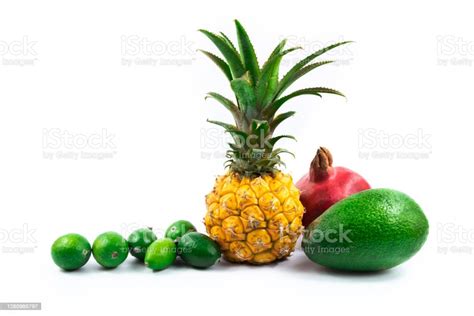 페이호아 석류 아보카도 구성 이하얀 고립 된 배경에 부정적인 공간을 가진 아기 파인애플 이국적인 과일 0명에 대한 스톡 사진 및 기타 이미지 Istock