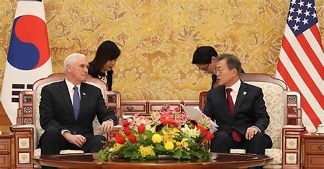 환담하는 문 대통령과 마이크 펜스 미국 부통령