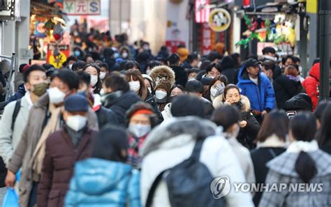 크리스마스이브 붐비는 명동거리 연합뉴스