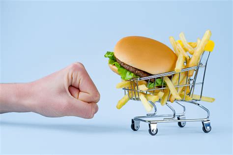 음식과 다이어트 개념 간식으로 감자 튀김과 햄버거 패스트 푸드 중독 과체중과 비만과 싸우고 있습니다 정크 건강에 해로운 음식 거부 쇼핑 카트에 대한 스톡 사진 및 기타