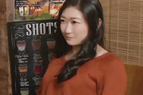 夫の浮気が発覚してしまい四十路熟女の専業主婦！不倫チンポに跨がり騎乗位で腰振りしちゃう 無料av動画