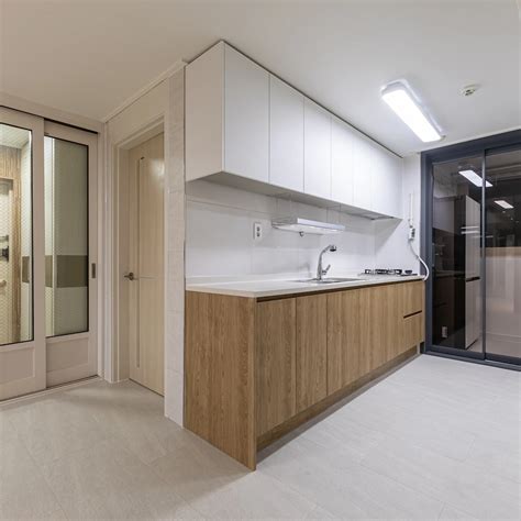 화이트 인테리어에 우드패턴으로 포인트 한 방울 라이프스타일 슈퍼앱 오늘의집