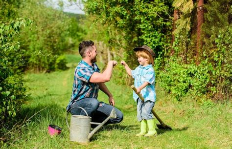 Niño Pequeño Ayuda Al Padre En La Agricultura Granja Ecológica Padre E