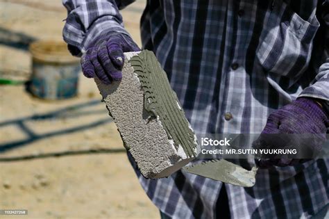 건설 기술자는 경량 벽돌로 벽돌 벽을 건설 하 고 있습니다 거친에 대한 스톡 사진 및 기타 이미지 거친 건축물 건축자재 Istock