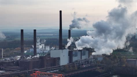 Промишлената активност в Китай се свива неочаквано през януари и достига петмесечно дъно Азия