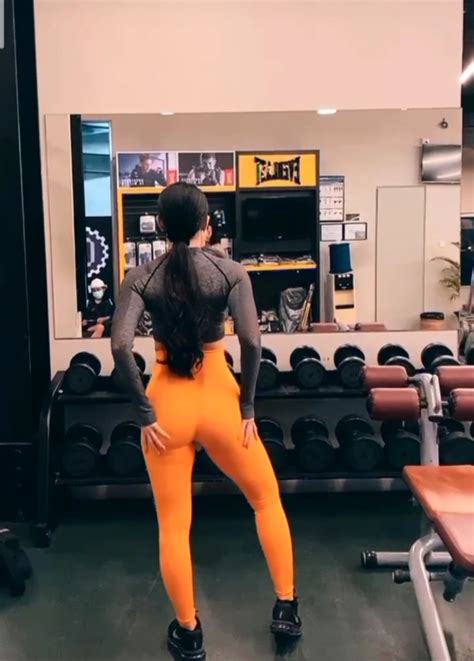 ကိုယ်လုံးလေးကိုမှန်ထဲမှာလှည့်ပတ်ကြည့်ပြီး သဘောကျနေတဲ့သူမကို ဆရာဖြစ်သူကအနောက်နေရိုက်ပေးထားတဲ့