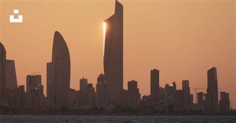 멀리 도시 스카이라인이 있는 일몰 동안의 도시 스카이라인 사진 Unsplash의 무료 탑 이미지