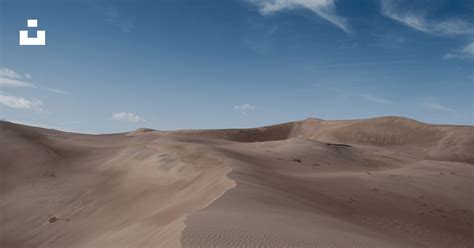 모래 언덕과 푸른 하늘이 있는 사막 풍경 사진 Unsplash의 무료 그레이트 샌드 듄스 국립공원 및 보호구역 이미지