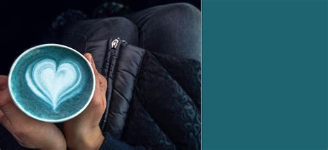 나무 배경에 라떼 아트와 블루 말차 커피 컵 아름 다운 거품 하트 패턴으로 유행재사용 가능한 대나무 커피 컵 세련 된 토닝 라떼에 대한 스톡 사진 및 기타 이미지 Istock