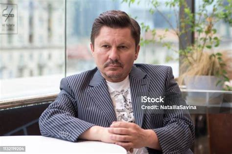 사무실에 있는 남자의 초상화입니다 남자 클로즈업의 감정적인 초상화입니다 개념에 대한 스톡 사진 및 기타 이미지 개념 건물 외관 경영자 Istock