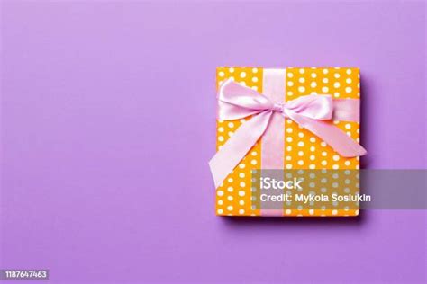 복사 공간이있는 보라색 배경에 분홍색 활이있는 크리스마스 선물 상자를 들고있는 최고보기 여성 손 Diy에 대한 스톡 사진 및 기타 이미지 Istock