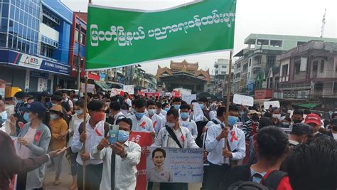 Dvb မြဝတီမြို့တွင် ရှေ့နေများနှင့် ပညာရေးဝန်ထမ်းများ ပြည်သူနှင့