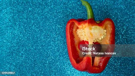 붉은 고추 안쪽에 작은 파프리카 파란색 반짝이 배경으로 반으로 자른다 텍스트의 공간을 복사합니다 음수 공간입니다 고추류에 대한 스톡 사진 및 기타 이미지 Istock